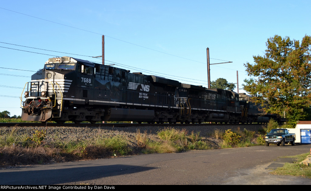 NS ES40DC 7688 plus two C40-9s lead 17G through West Lang